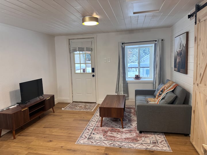 The Cedar Cabin - Glacier County