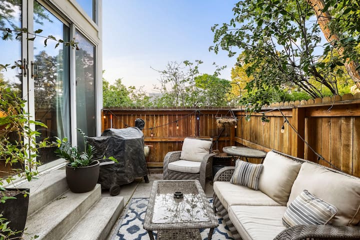 Vaulted Mid-century Retreat Near Cherry Creek - Denver, CO