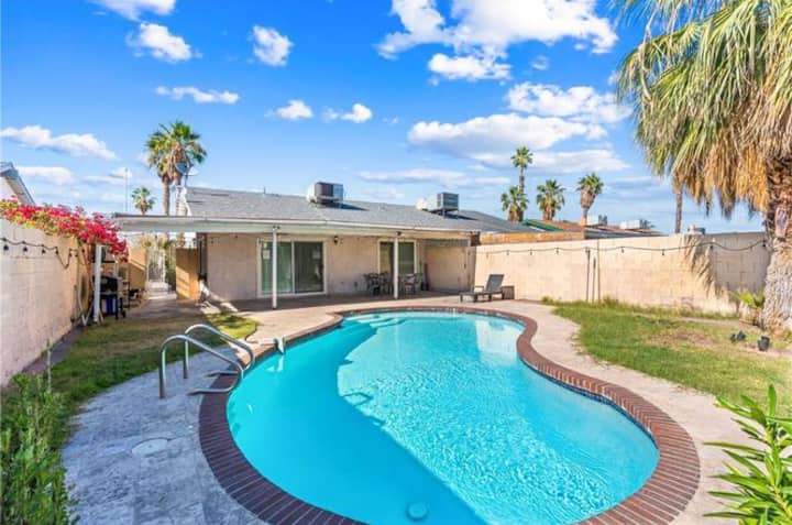 2br Vegas Retreat | Shared Pool + Laundry - Las Vegas, NV