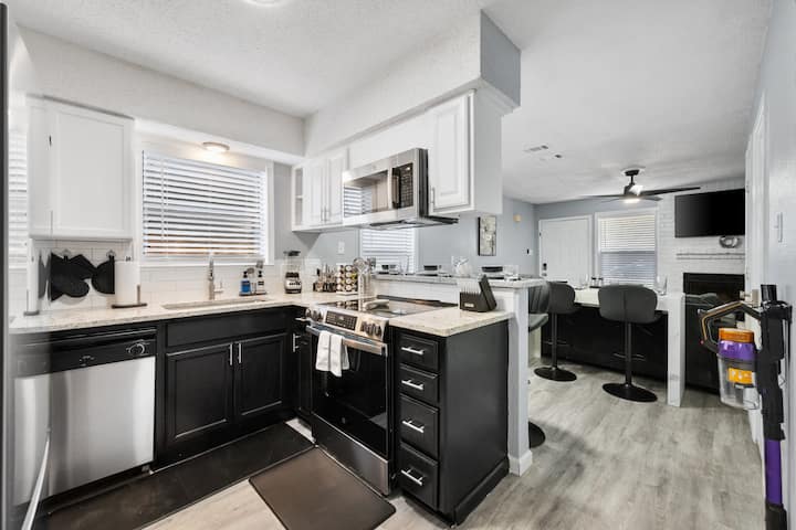 Game Day Modern 2br | Steps To At&t & Globe Life - Arlington, TX