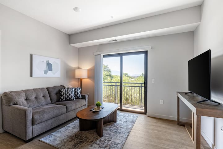 Landing | Beautiful 2bd, Game Room, Courtyard - Salt Lake City, UT