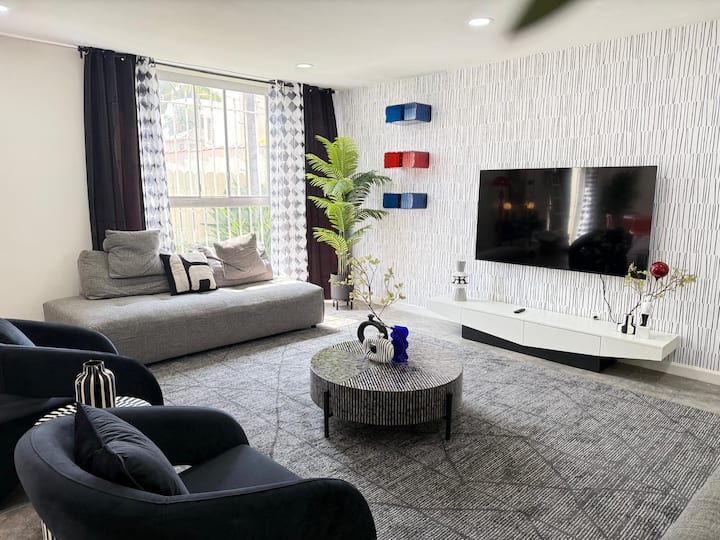 Charming Beverly Hills Vintage Retreat W/ Backyard - Beverly Hills, CA