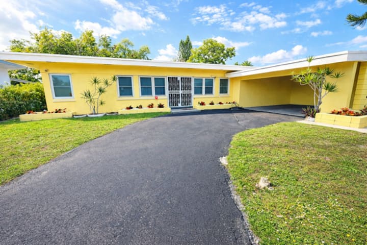 Miami Gardens Hideaway - Miami Gardens, FL