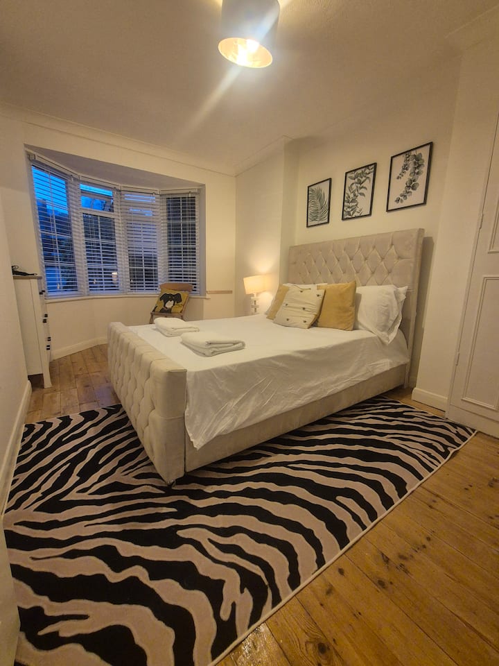 Two Bedroom Ground-floor Private Gardem Parking - Hove