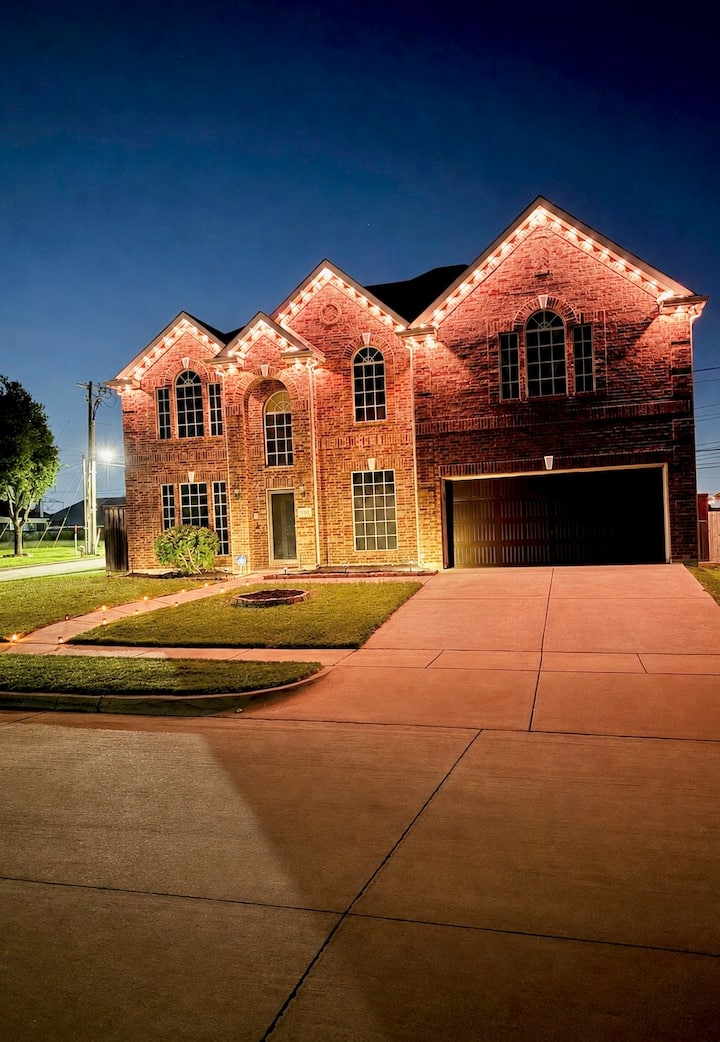 Luxury Retreat | Hot Tub, Office & Gym - Arlington, TX