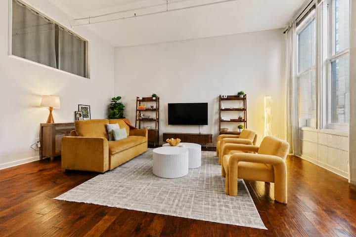 New 2br Skywalk Apt| Downtown Indy | Sleeps 7 - Indianapolis, IN