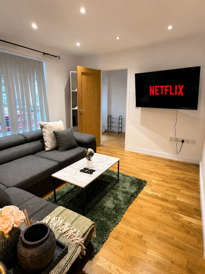 Modern Home|parking|garden|groups & Contractors - Chepstow