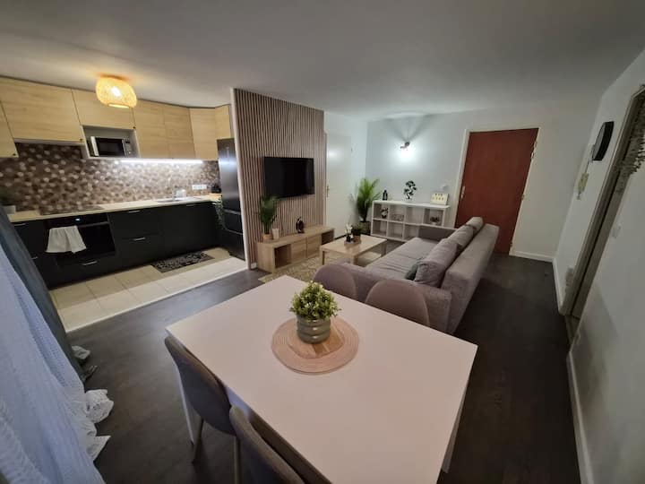 Charmant T2 Rénové, Balcon Et Parking - Cergy