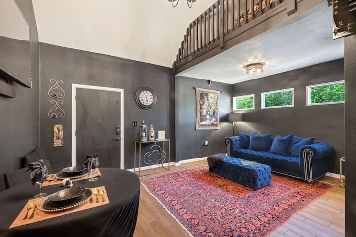 The Haven: Private Hot Tub | King Bed | Fast Wi-fi - San Antonio, TX