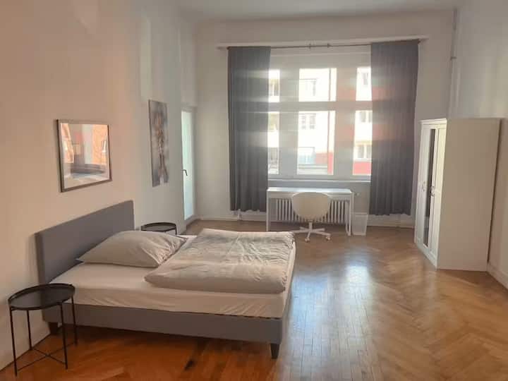 Stylish 3 Bedroom Super Close To Kudamm Berlin - Berlin