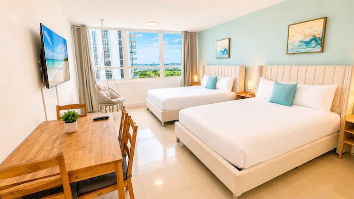 Bayview- 2 Queen Beds, Free Valet Parking, & Pool - Miami Beach, FL