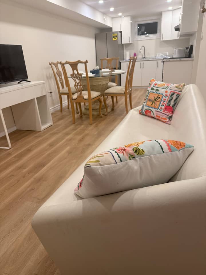 Cozy 2 Bedroom Basement Near Yonge & Hwy 7 - Vaughan