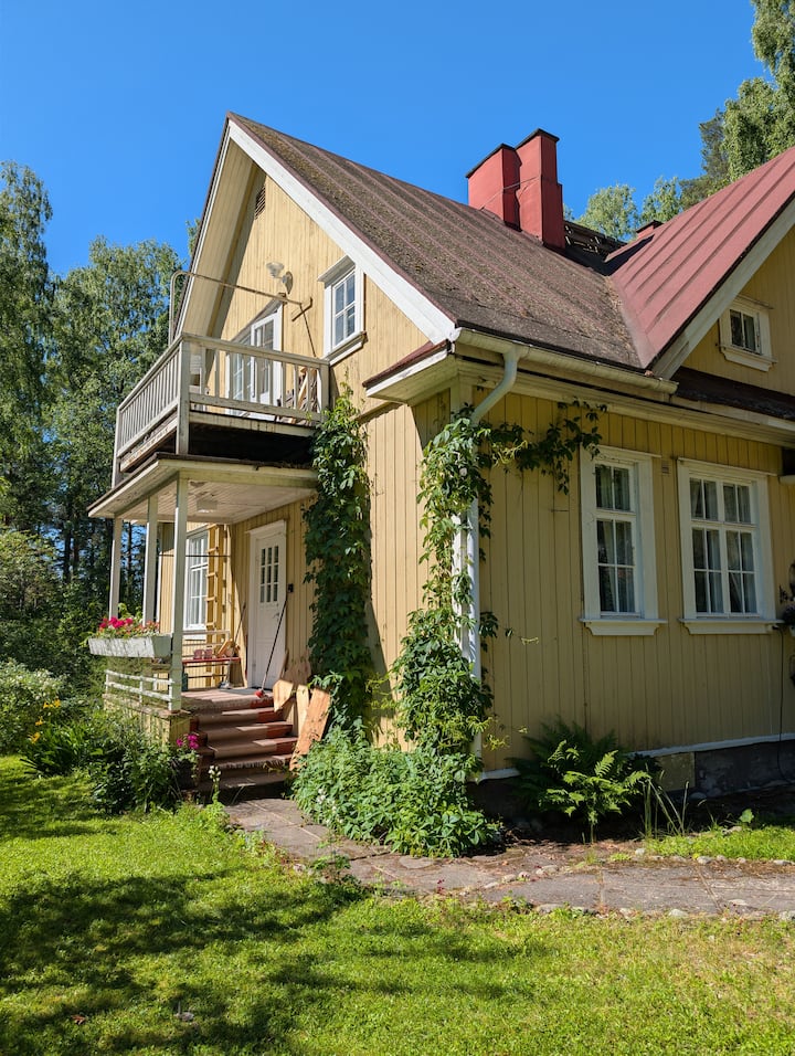 Idyllinen Vanhan Talon Puolikas Puutarhoineen - Savonlinna
