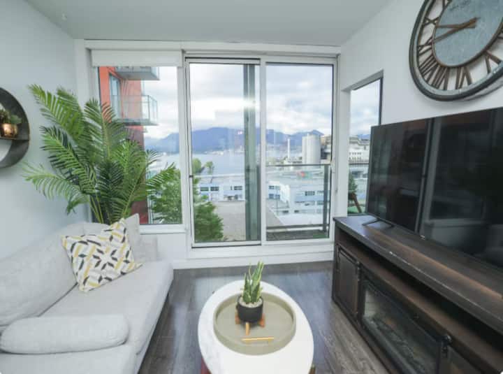 Modern 1br Condo W Parking Near Downtown - Vancouver