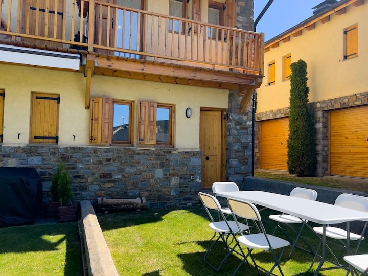 Casa Familiar Con Jardín Y Vistas A La Montaña - Bourg-Madame