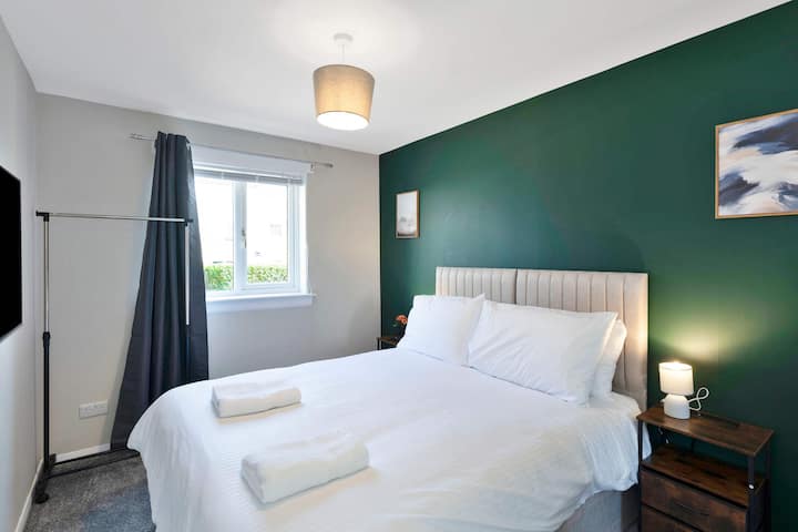 Family & Contractor Stay - Parking - Nr Edinburgh - Livingston