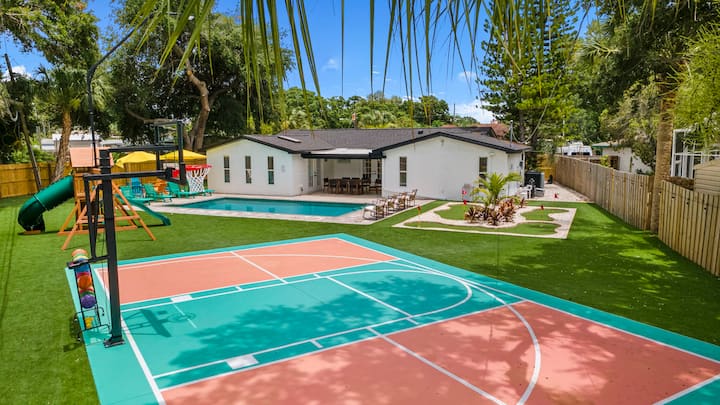 Largo Family Fun Oasis: Pool, Pickleball Sleeps 14 - St. Petersburg, FL