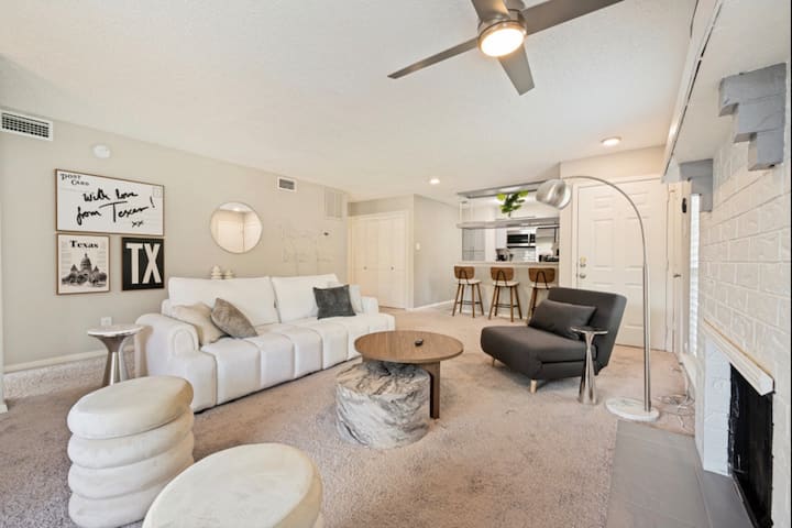 Modern 2br | Pool | Blackout Curtains | Fast Wifi - Irving, TX