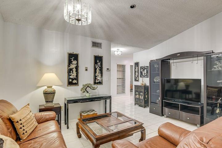 Yard & Patio! Lakefront Family Escape In Sunrise - Sunrise, FL