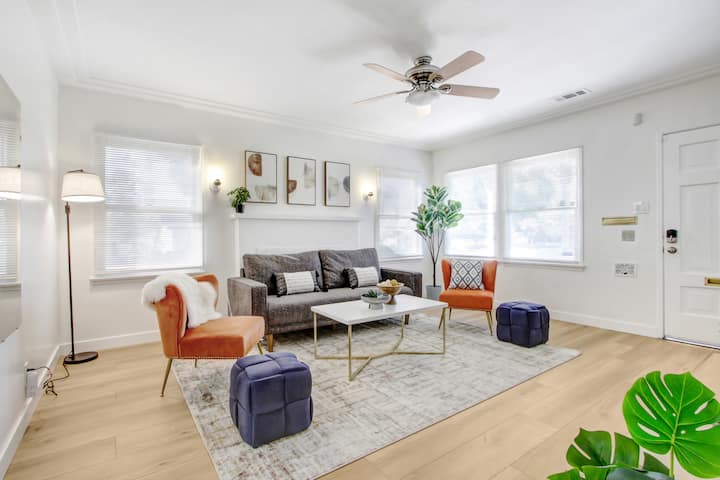 Pet-friendly Azusa 2br | Parking & Wifi - Azusa, CA