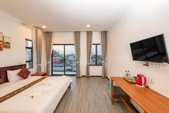 Deluxe Suite + Breakfast + Free Pick Up - Cambodia