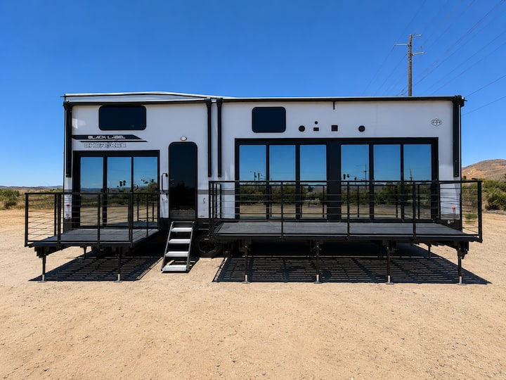 New Luxury Rv For Rent - San Bernardino, CA