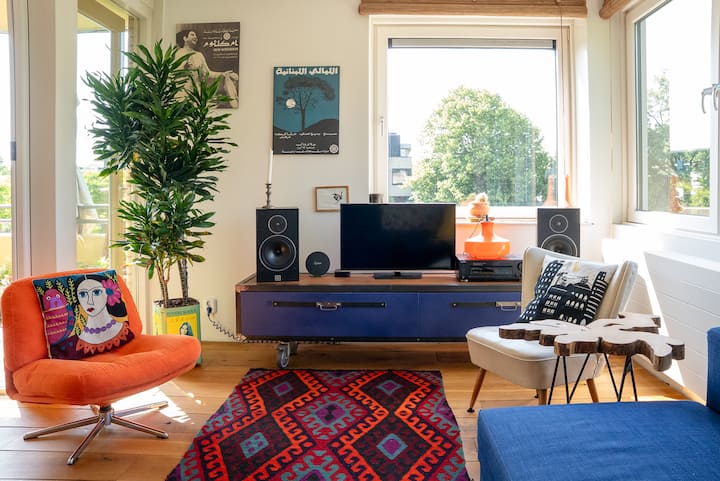 Sunny Corner House Surrounded By Greenery - Ámsterdam