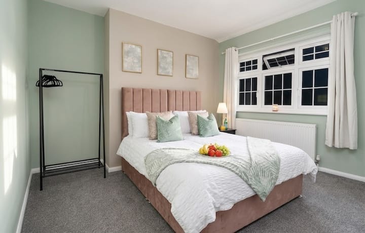 7br House | Contractor Friendly | Parking & Garden - Chelmsford