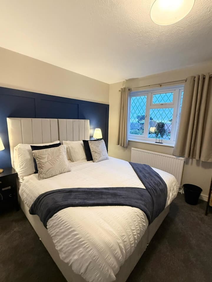 Family & Contractor Stay | Sleeps 10 | Parking - Seaford