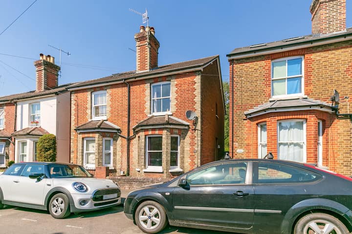 Basic And Minimal House In Central Guildford - イギリス ギルフォード