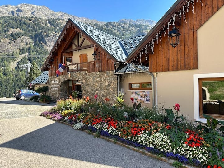 Chalet Galbert: Sleeps 10 With Stunning Views - Vaujany