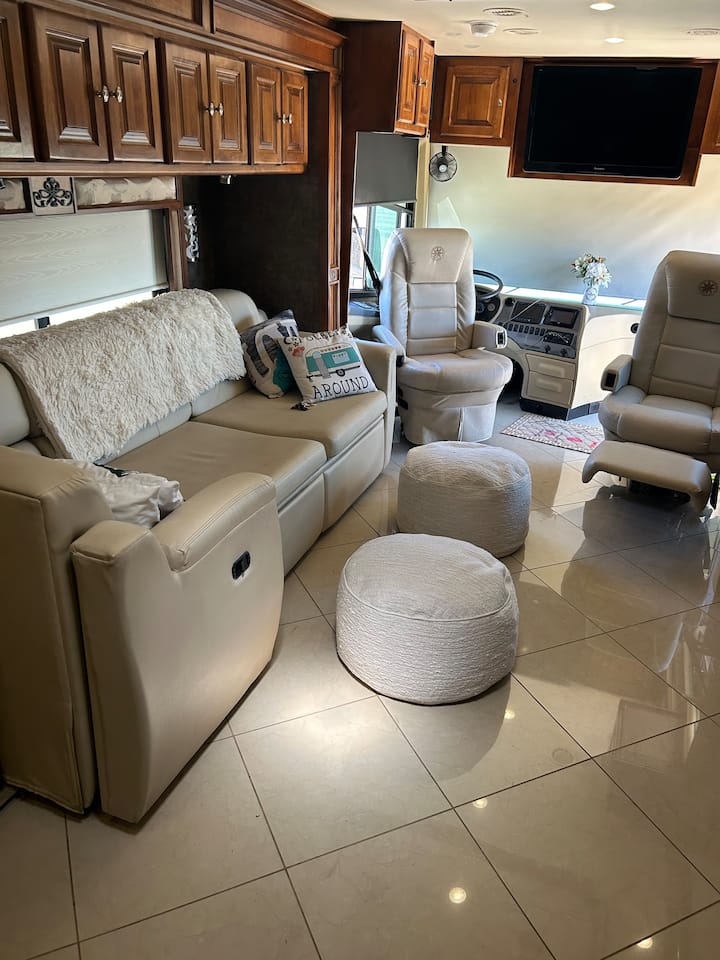 Luxury Stay Motorhome - Clovis, CA