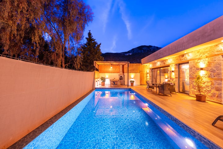 Lüks Havuzlu+jakuzili Korunaklı Villa - Kalkan