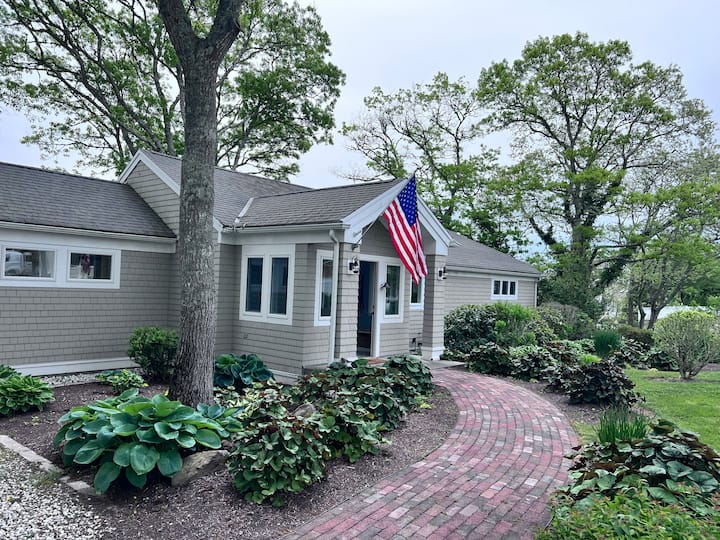 Waterfront Retreat Private Dock, Kayaks & 3br/3ba - Mashpee, MA