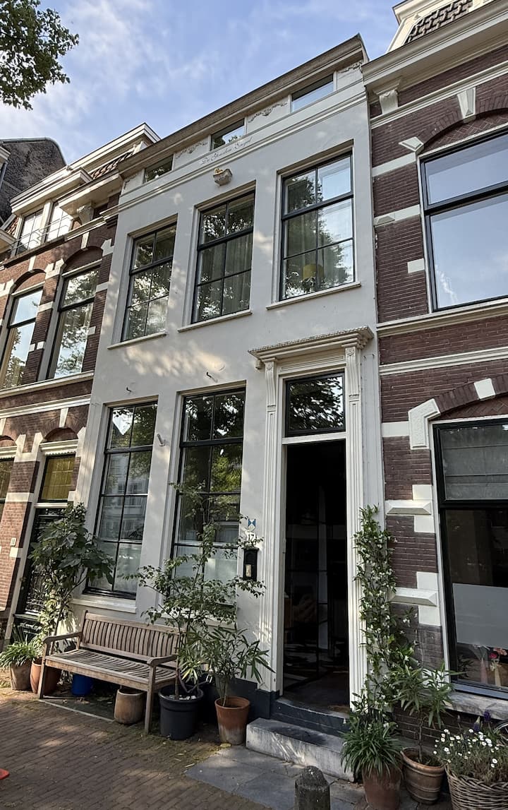 De Gouden Engel Uit 1555 Aan De Statige Westhaven - Gouda