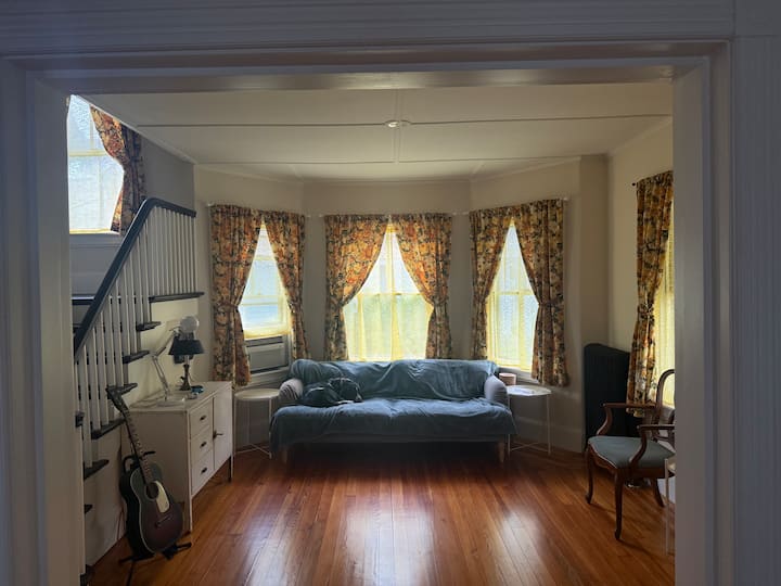 Charming Home Near Uri & Narragansett Entire Home - Narragansett, RI