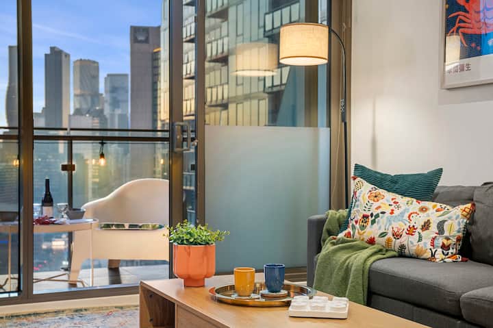 Amber Sky | Pool, Gym, City Views + Free Parking - Melbourne