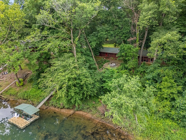Riverfront | Fresh Remodel | Dock | 10 Min To Lake - Heber Springs, AR