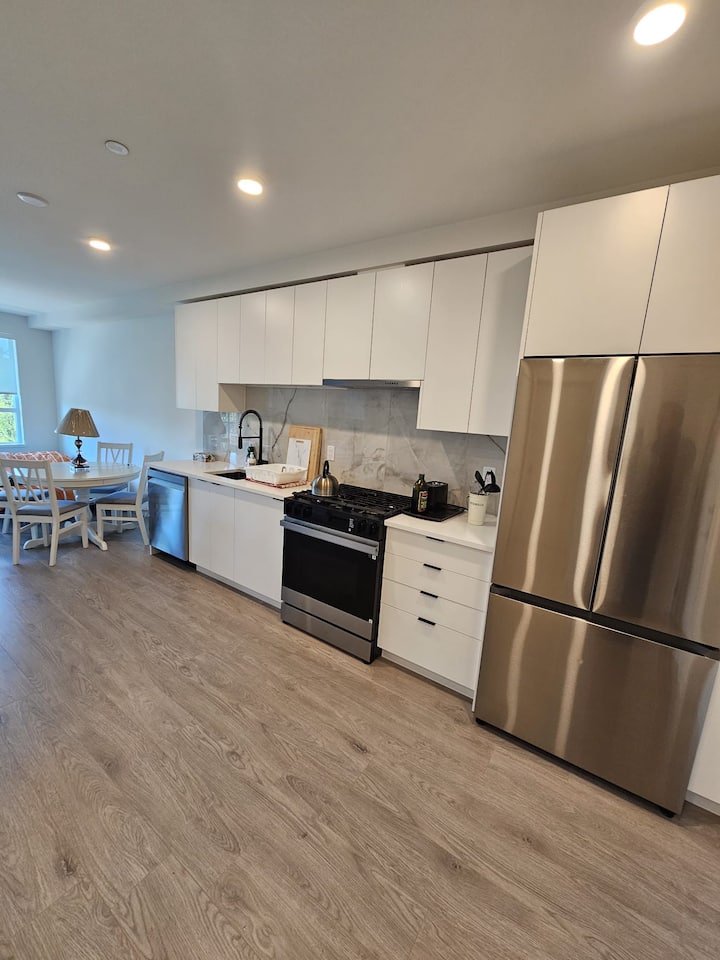 Modern 1 Bedroom + 1 Double Bed Condo In Surrey - New Westminster