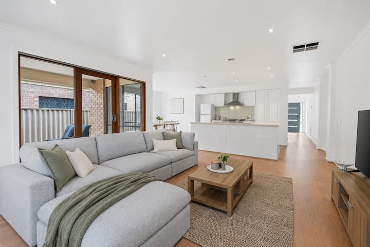 Springside Retreat By Ready Set Stay - Caroline Springs