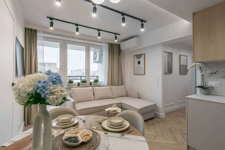 Lumina | Premium 3br Apartment With Balcony | Ac - Warsaw