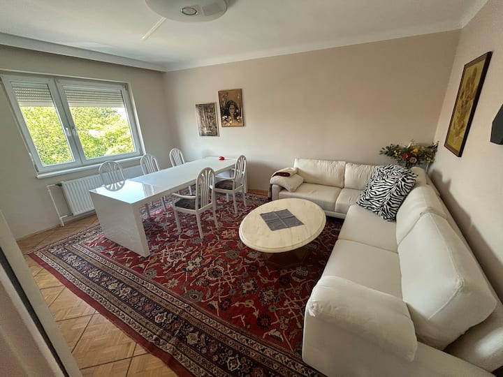 Große Wohnung Mit Balkon - Vienna Schwechat Airport (VIE)