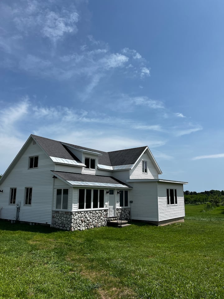 Charming Home On Cherry Orchard - Suttons Bay, MI