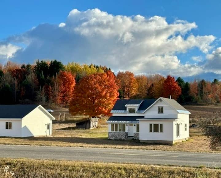 Charming Home On Cherry Orchard - Suttons Bay, MI