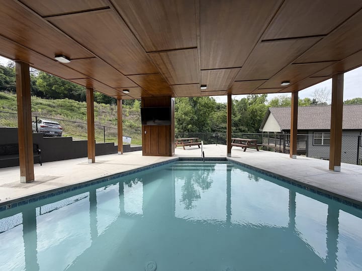 Smoky Mt Jackpot| New 2 Br Cabin W Pool Sleeps 8 - Sevierville, TN