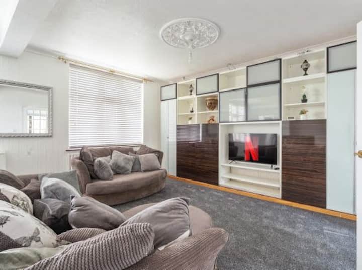Contractors|spacious 4 Bedroom House| Sleeping 6 - Leicester