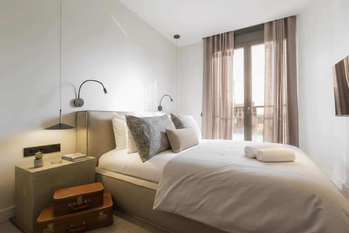 Bright 12br Groupflat Near Sagrada Familia | 24ppl - Barcelona