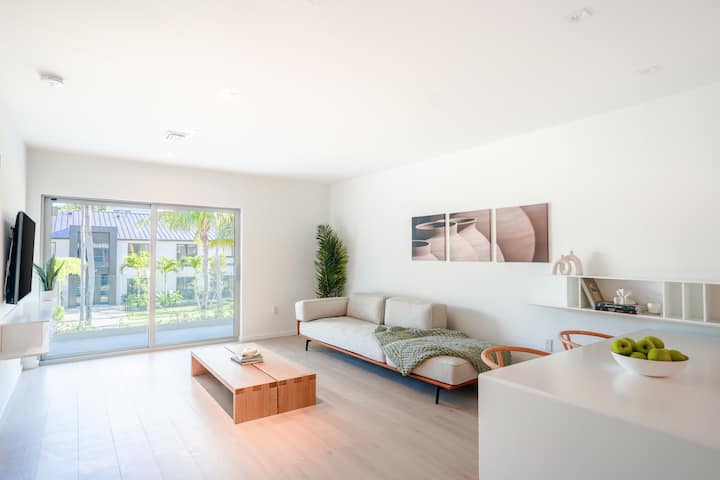 Deluxe One Bedroom King+twin Apartment. Beach&pool - Key Biscayne, FL