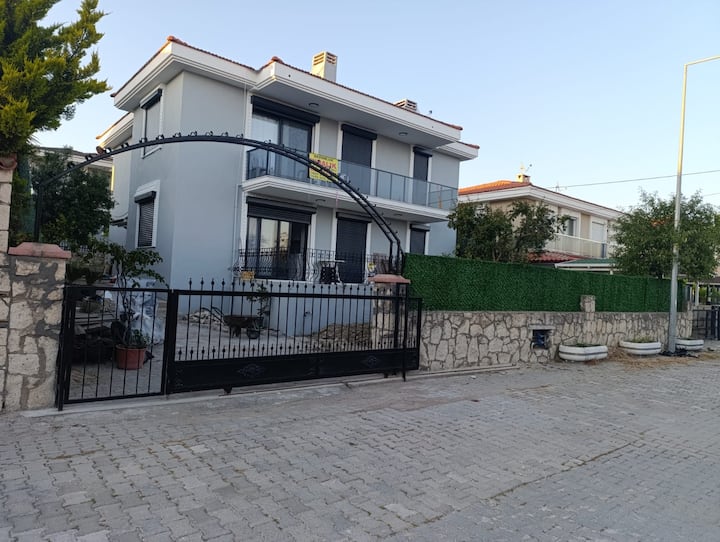 Alaçati'da 3+1 Ferah Bahçeli Daire - Alaçatı
