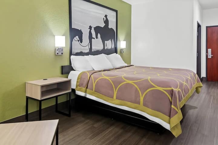 Super 8 Weatherford | Deluxe King | Lone Star Park - Weatherford, TX